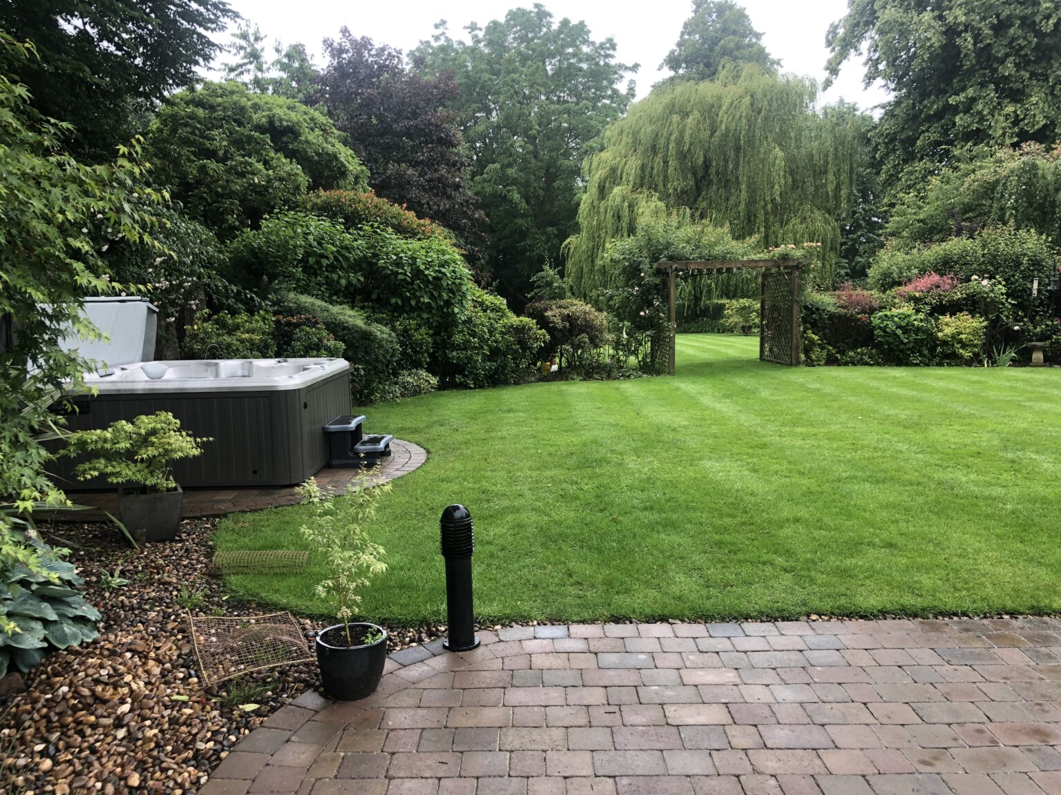 8 Simple Hot Tub Privacy Ideas For Any Budget | WhatSpa?